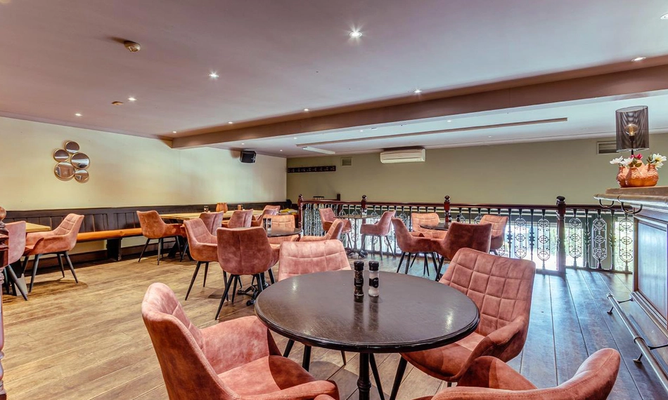 Brasserie Plan B, Uitgebreid ontbijt + glaasje bubbels in hartje ...